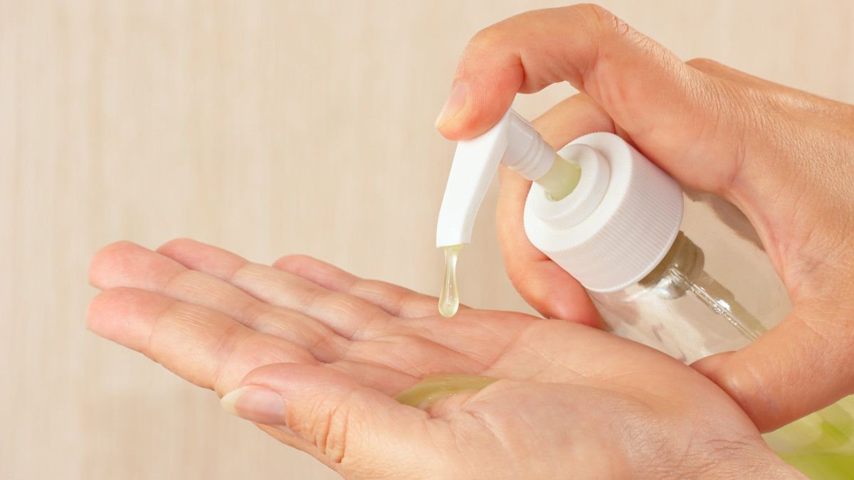 Apa Perbedaan Antiseptik dan Disinfektan?