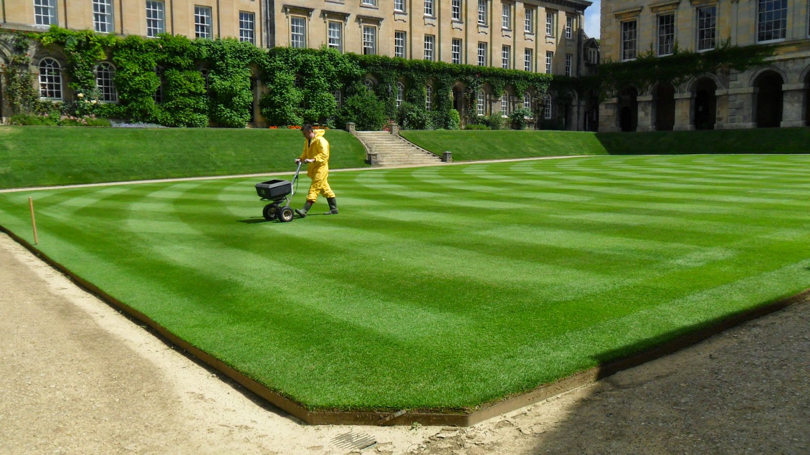 Worcester College Gardeners 2009-2018: Fertilising The Quad Lawn