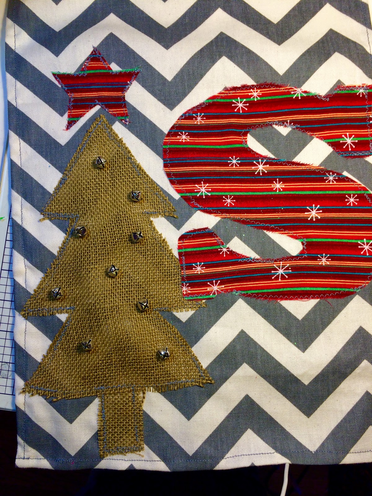 Cut Now, Measure Later : DIY Christmas Garden Flag