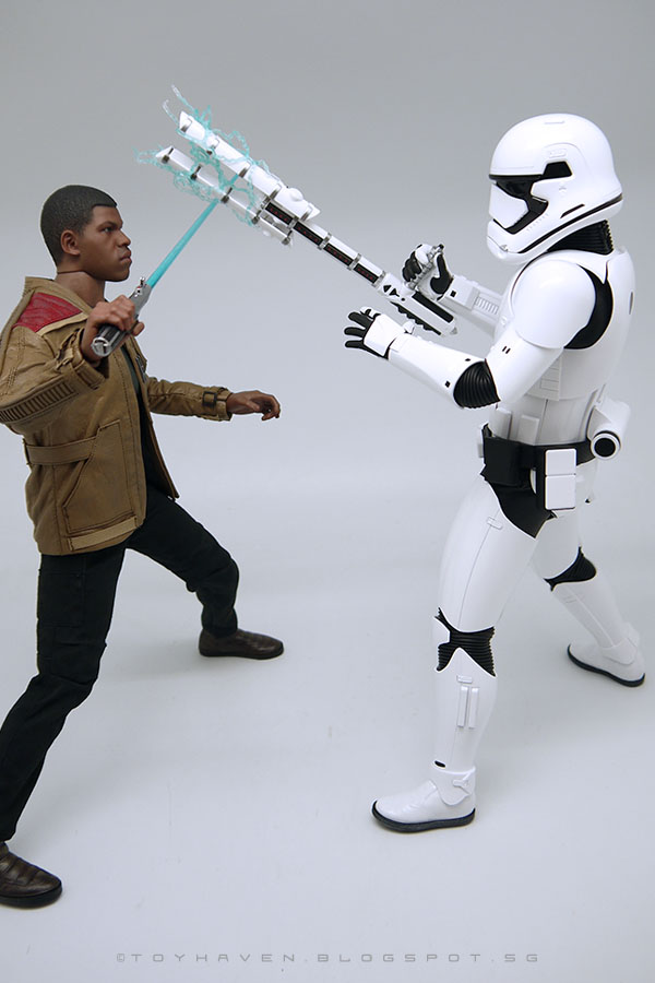 toyhaven: Hot Toys Star Wars: The Force Awakens 1:6 Finn & Riot Control ...
