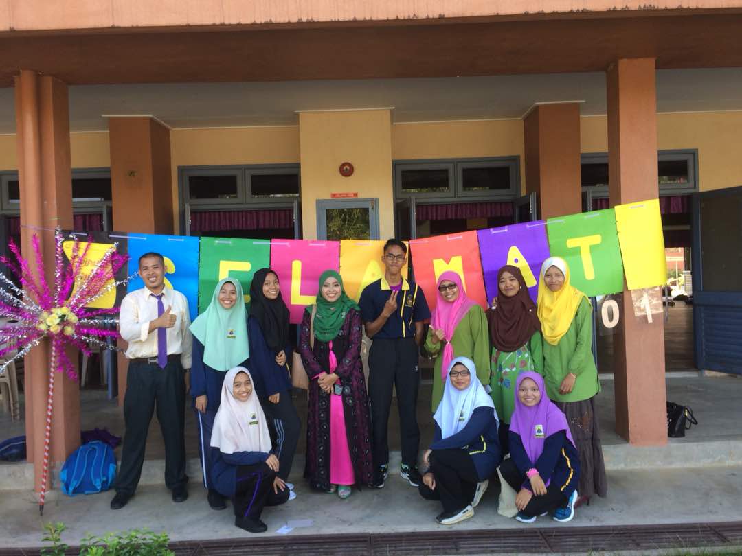 Tema colour blocking untuk hari guru 2018