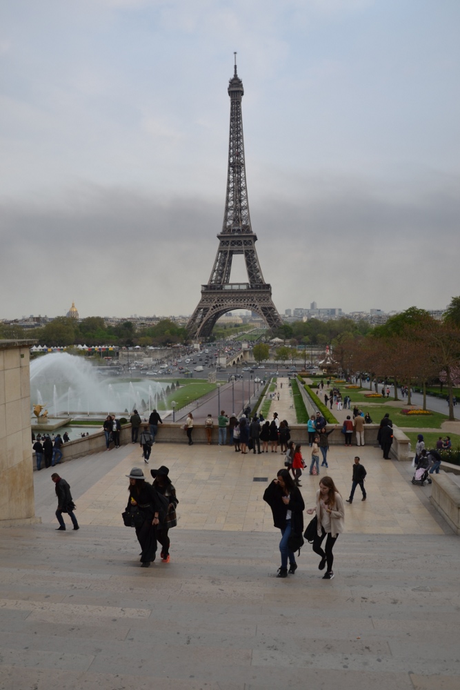 Kolmenimemees: Roosa Pariis, viimane rahukevad, VI. Triumfikaar ja ...