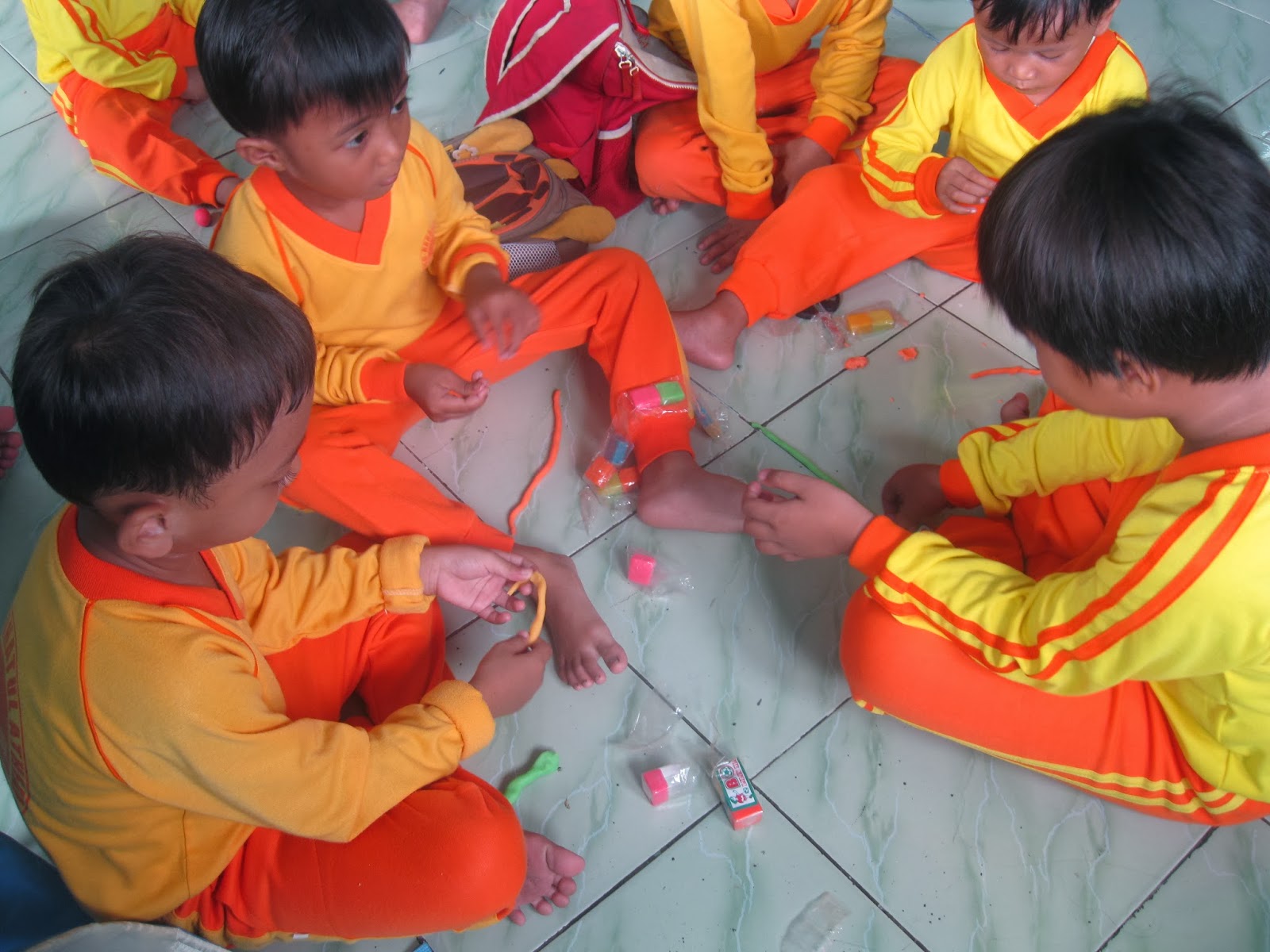 Warna-Warni PAUD RA/TK: Bermain Lilin (Plastisin) pada Anak Usia Dini
