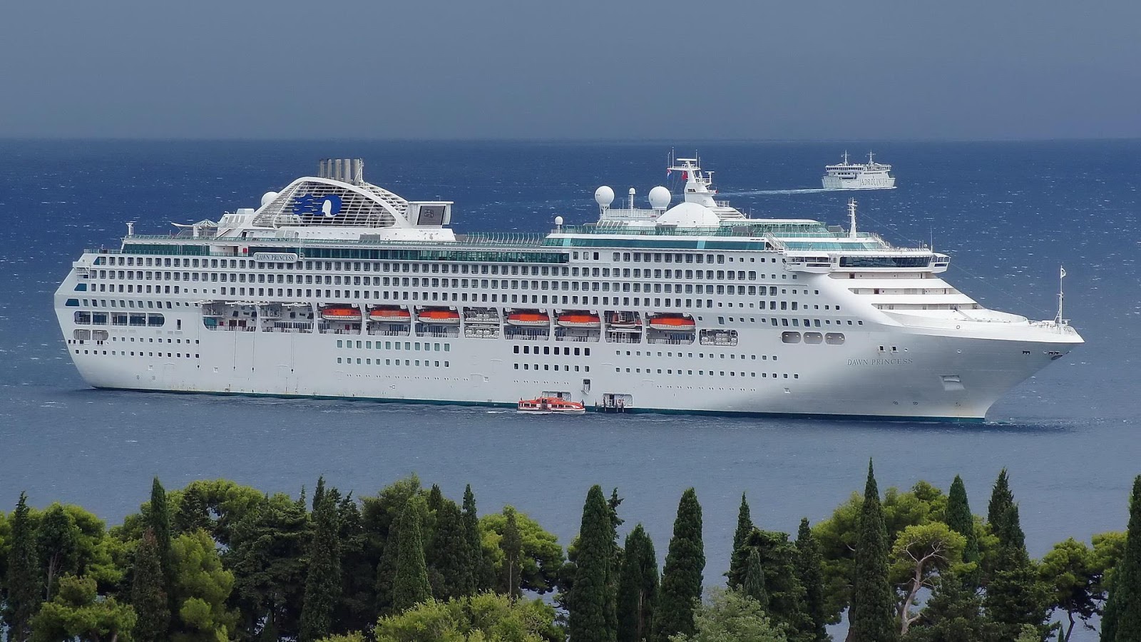 Ships in Split: Dawn Princess (cruise ship, 1997)IMO 9103996