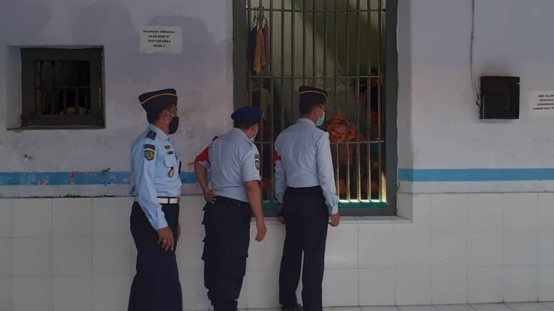 Tetap Siaga dan Waspada, Kalapas Probolinggo Trolling Blok Hunian Warga ... Tetap Siaga dan Waspada, Kalapas Probolinggo Trolling Blok Hunian Warga ...