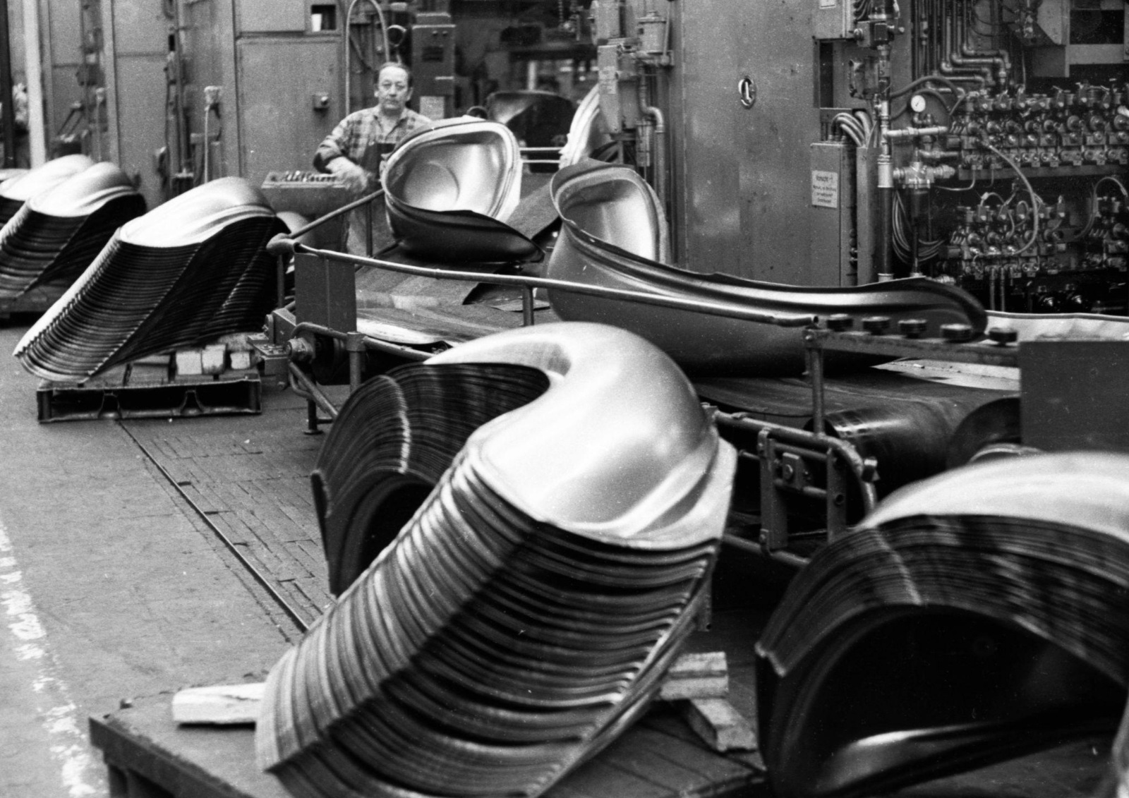 30 Vintage Photographs Capture Daily Life at the Volkswagen Factory in ...