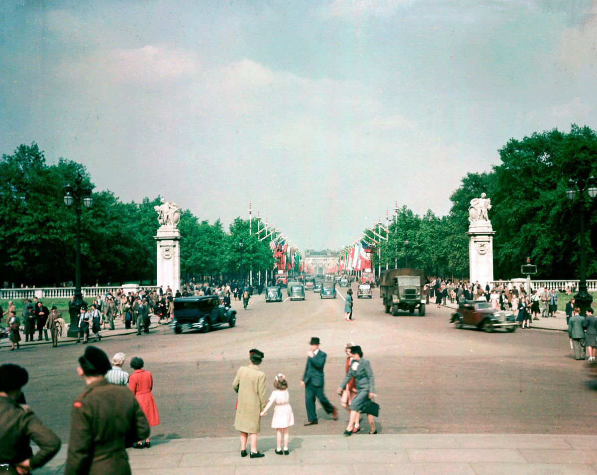 Rarely Seen Color Photographs of London During World War II ~ Vintage ...