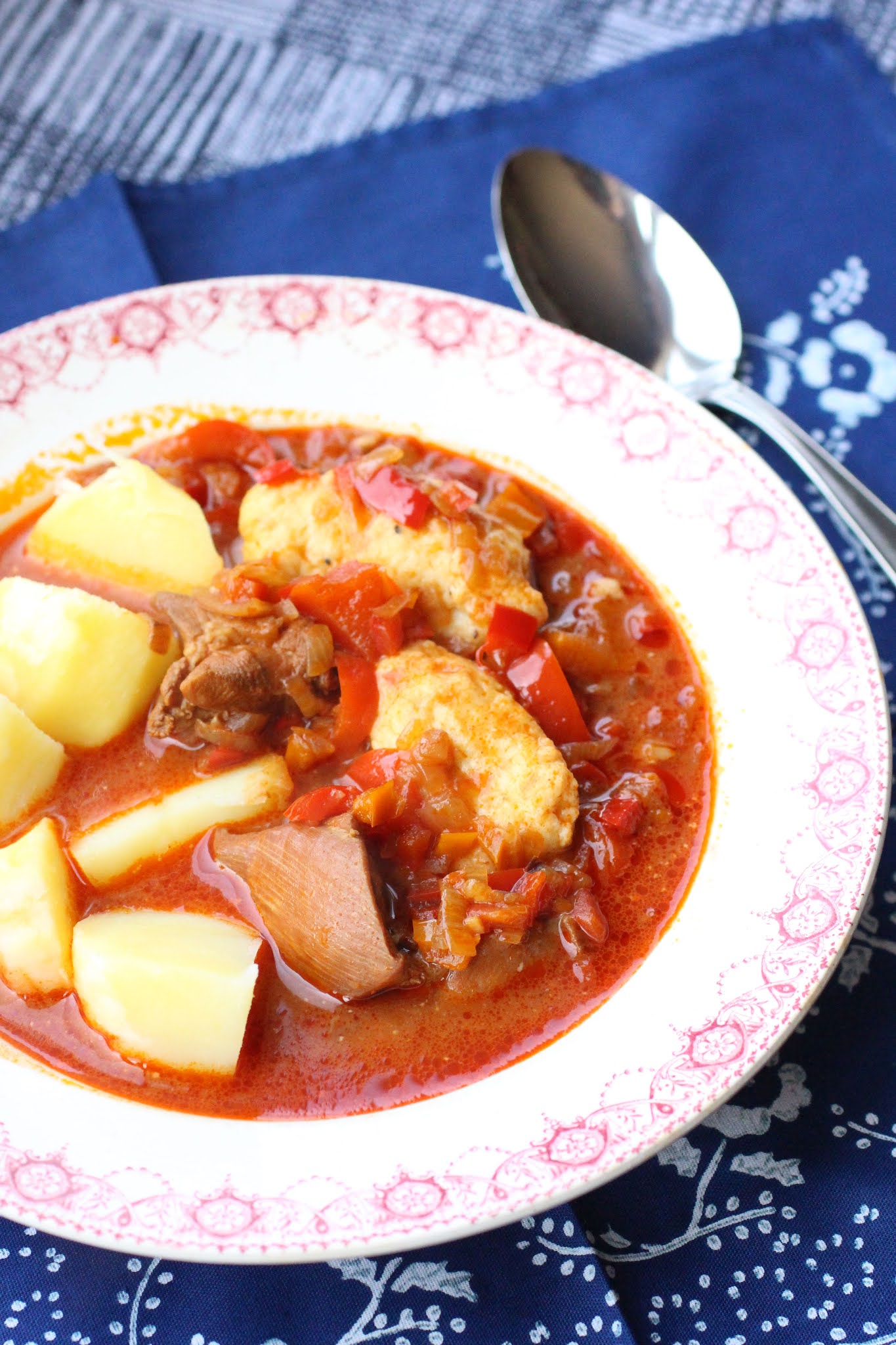 Un peu gay dans les coings...: Paprikas de poulet et quenelles