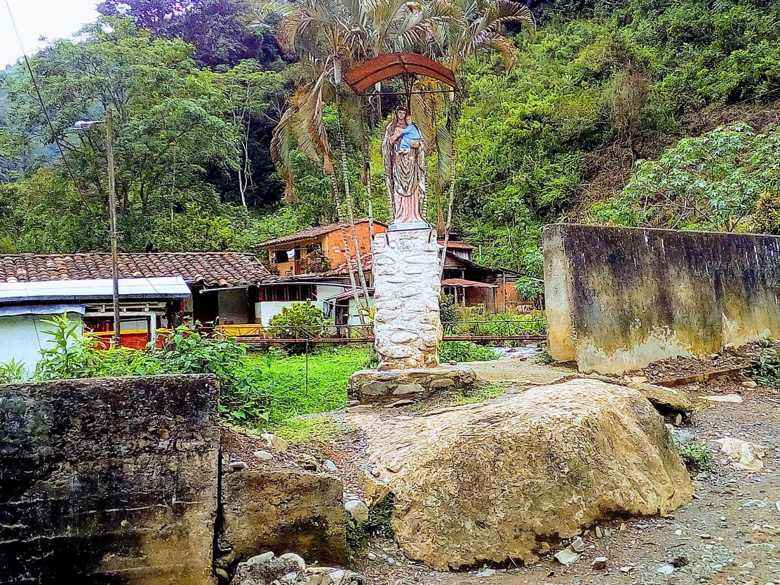 LA FACHADA INSTITUCIONAL, EL CONTEXTO Y VIDA EN LA COMUNIDAD SANTA INÉS