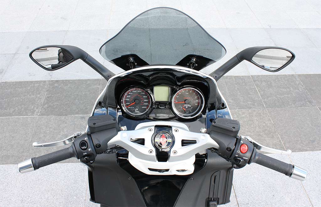 Motos, rutas y amigos: COMPARATIVA Gilera GP800 y Yamaha T-Max 500: la ...