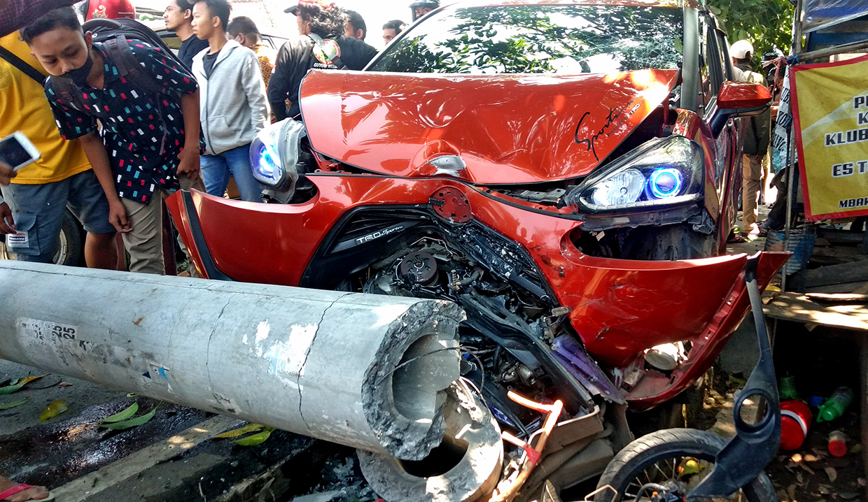Mobil Tabrak Tiang Listrik - Perumperindo.co.id