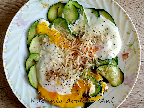 Kuchnia domowa Ani: Jajka sadzone na cukinii