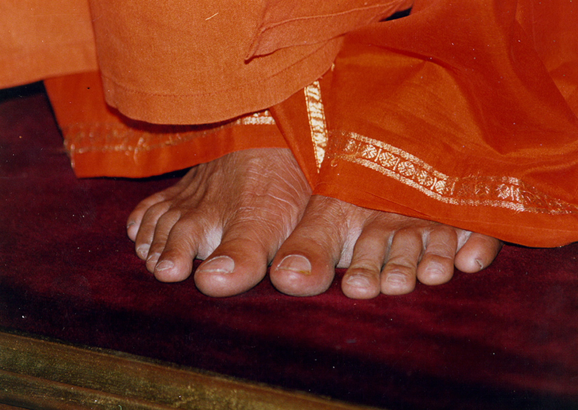 Sai Student: Experiences and Musings: Worship of the Guru's feet - a ...