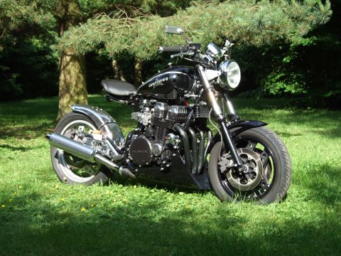 TRANFORMASI HONDA CBX 750P : CBX 750 Pelbagai Rupa dan Warna