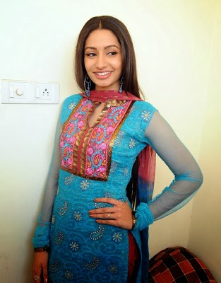 Anita Galler Candid Photoshoot HQ Pics At 'Maro Charitra' Telugu Movie ...