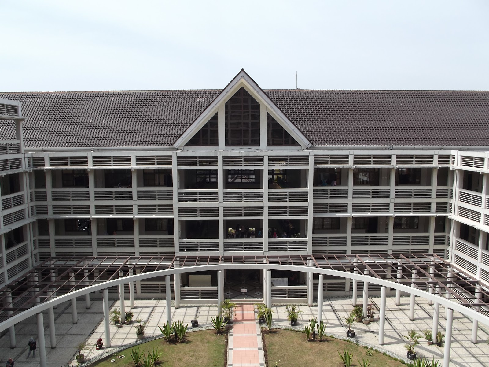 Hilman 'Sang Generator' Nuha: Edit photo Gedung FPMIPA UPI