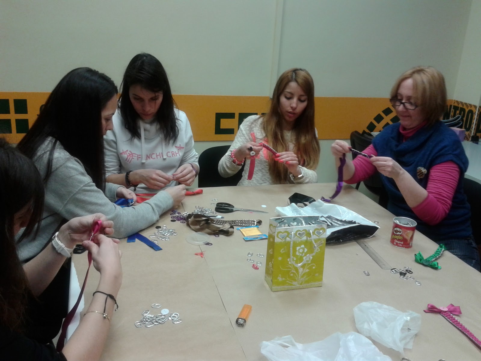 Dinamización de actividades: Taller Pulseras con chapas
