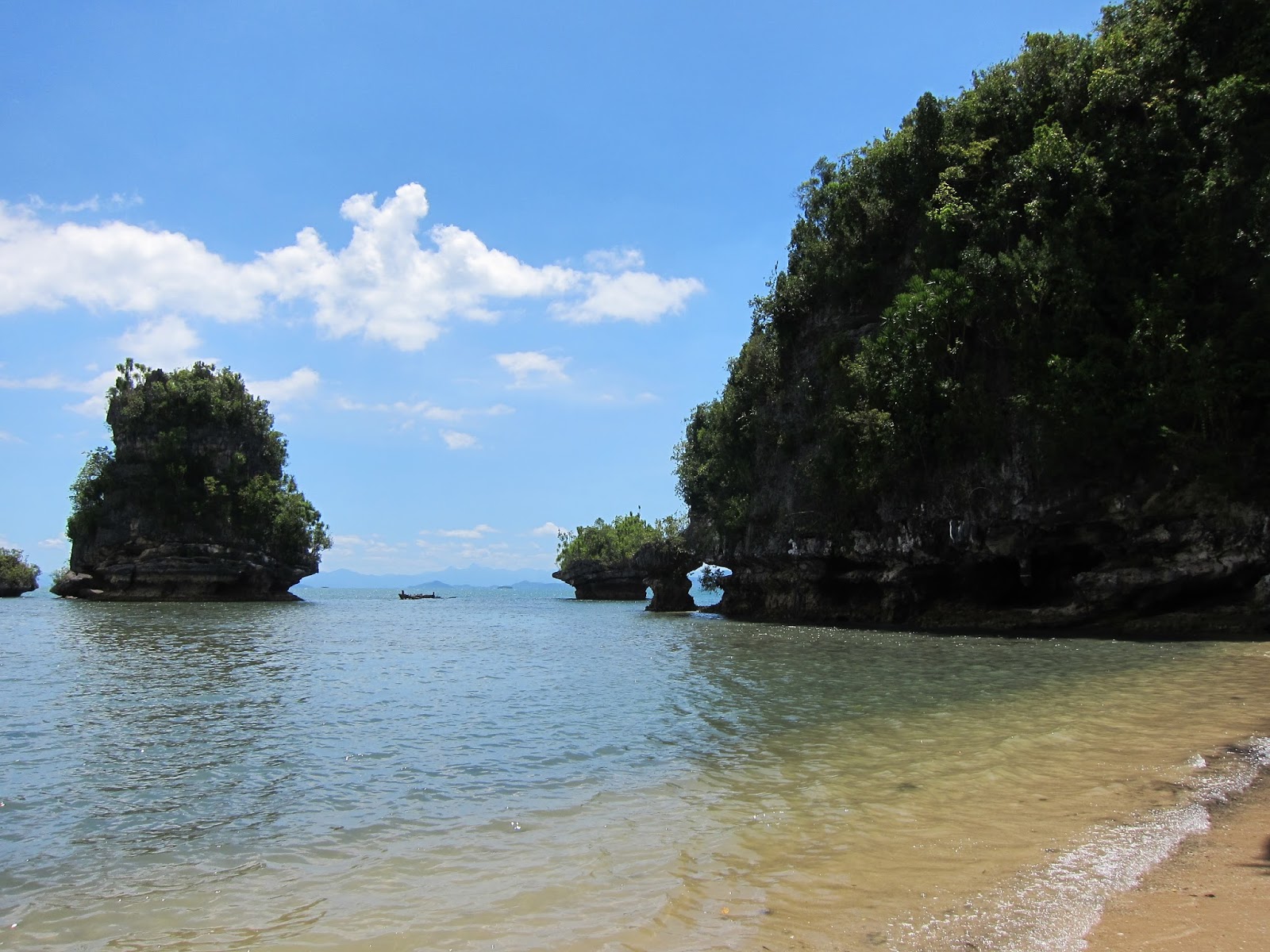 BEACHES AND CHURCHES: Marabut Islands in Samar