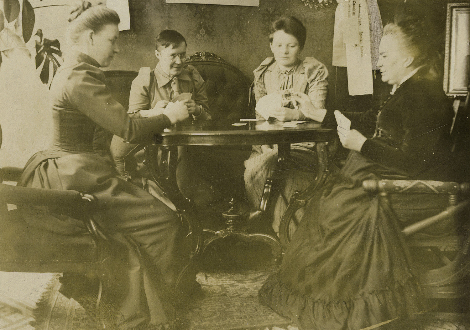 Pois työpöydältä: Minna Canth kortilla ja muuta aineistoa tarjolla