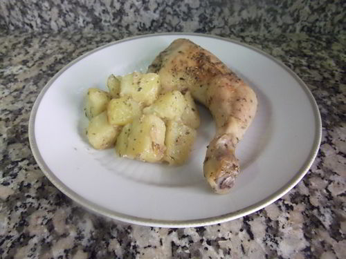 Cuartos traseros de pollo al horno con patatas