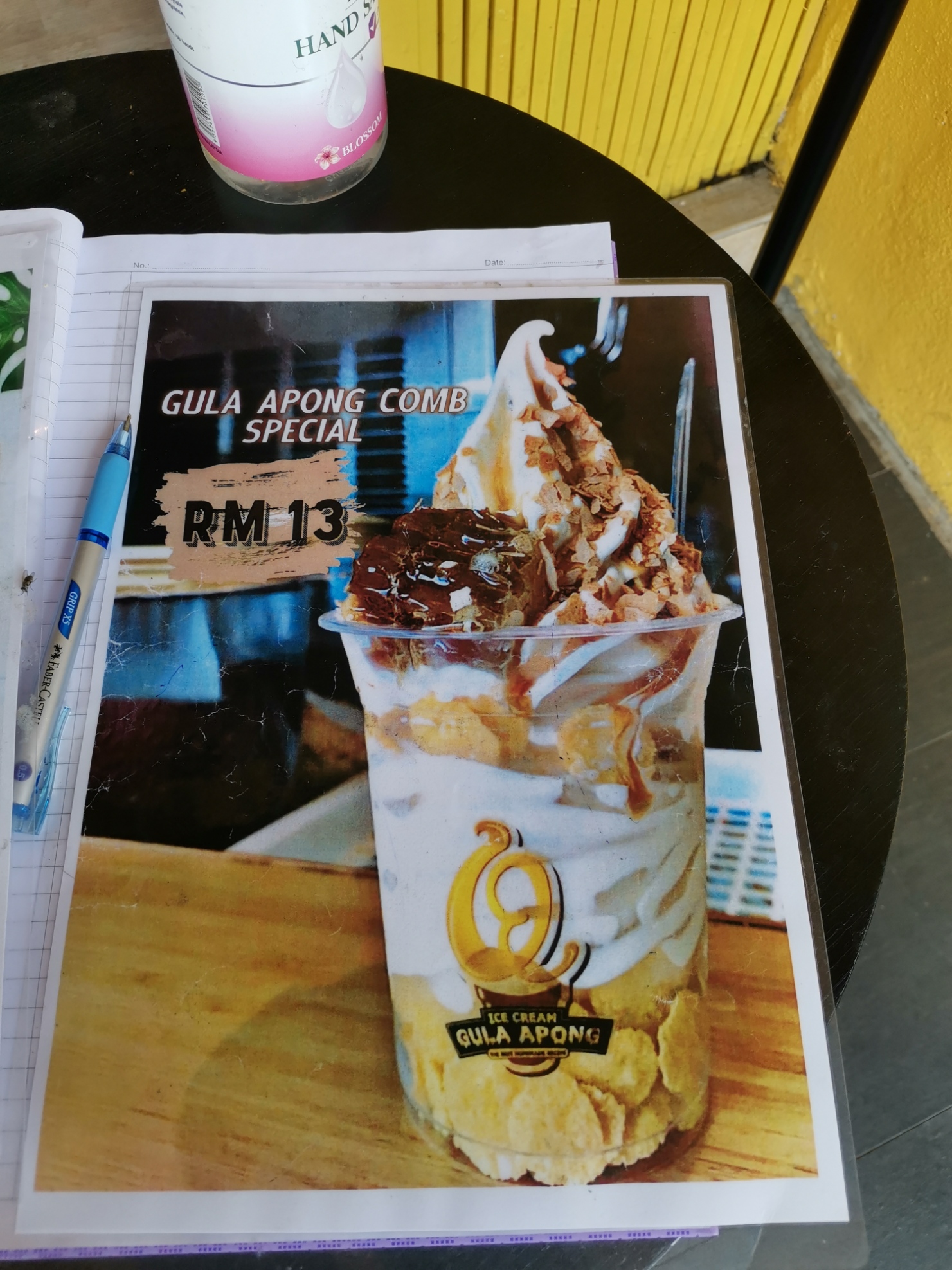 Apa yang istimewa sangat ice cream ni kan?