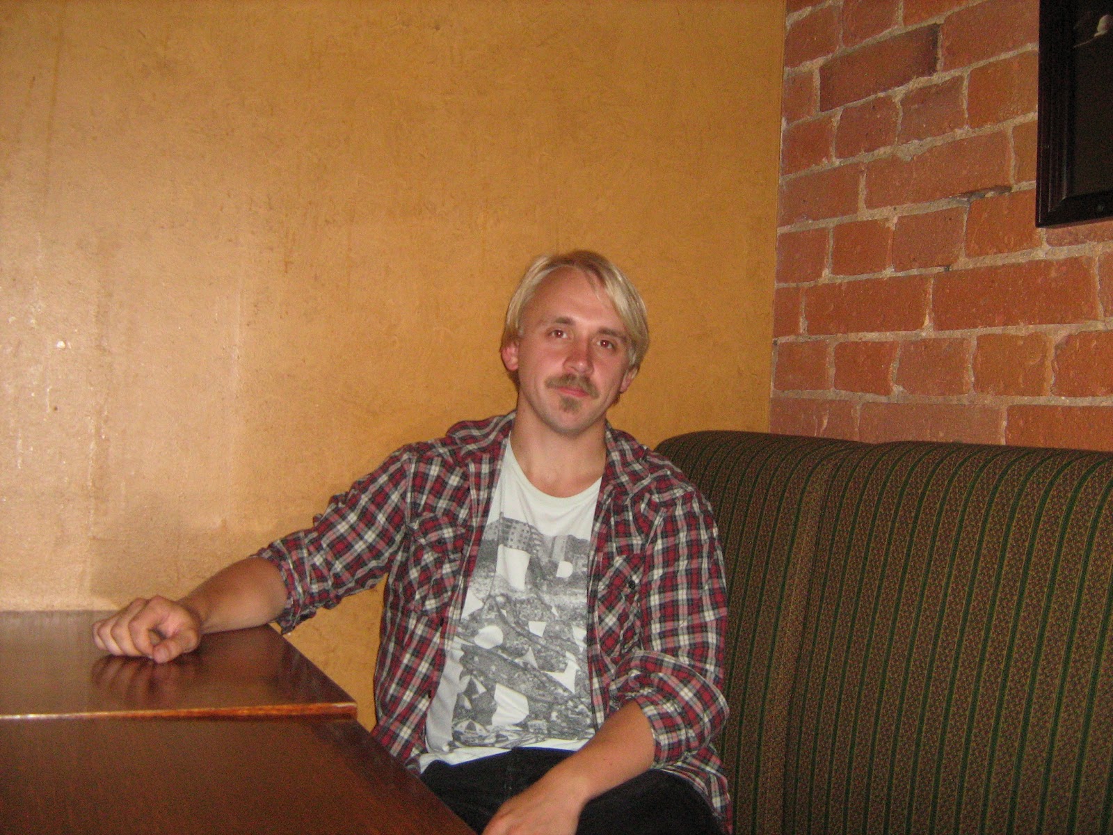 Teatterikärpäsen puraisuja : Haastattelussa Harri Helin