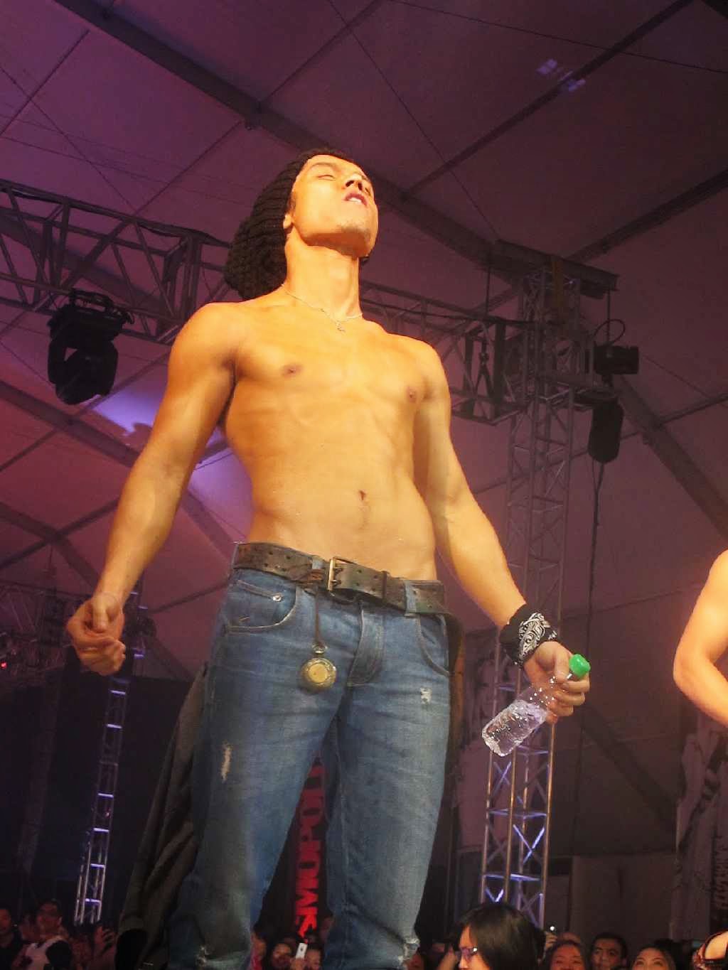 Hot Pinoy: Carlo Aquino in a Catwalk!
