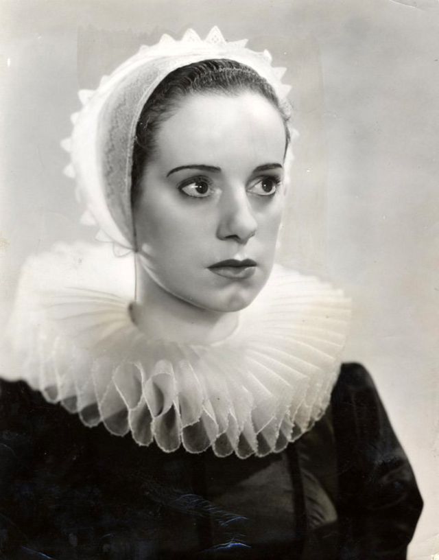 The "Bride of Frankenstein": 40 Glamorous Photo of Elsa Lanchester in ...