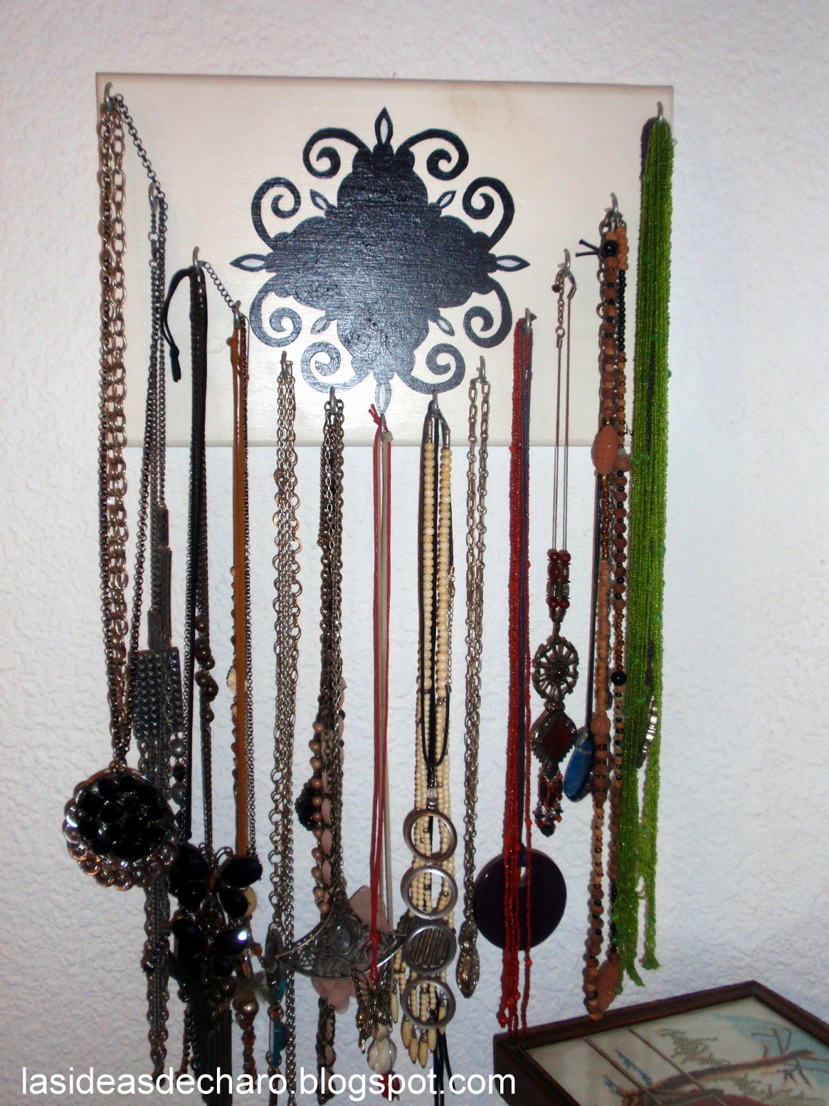 Las ideas de Charo: Colgador de collares.