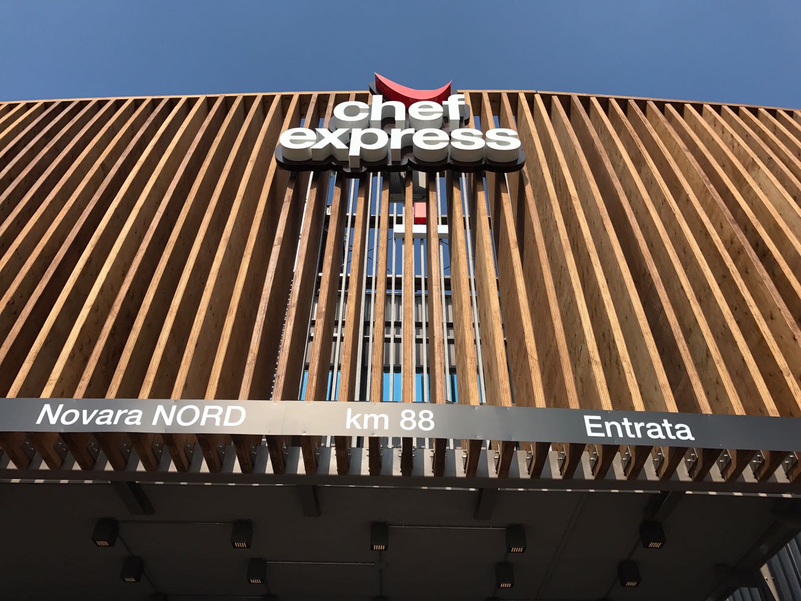 IL NUOVO LOOK DI CHEF EXPRESS: UNA FACCIATA DI LEGNO PER L'AREA DI ...