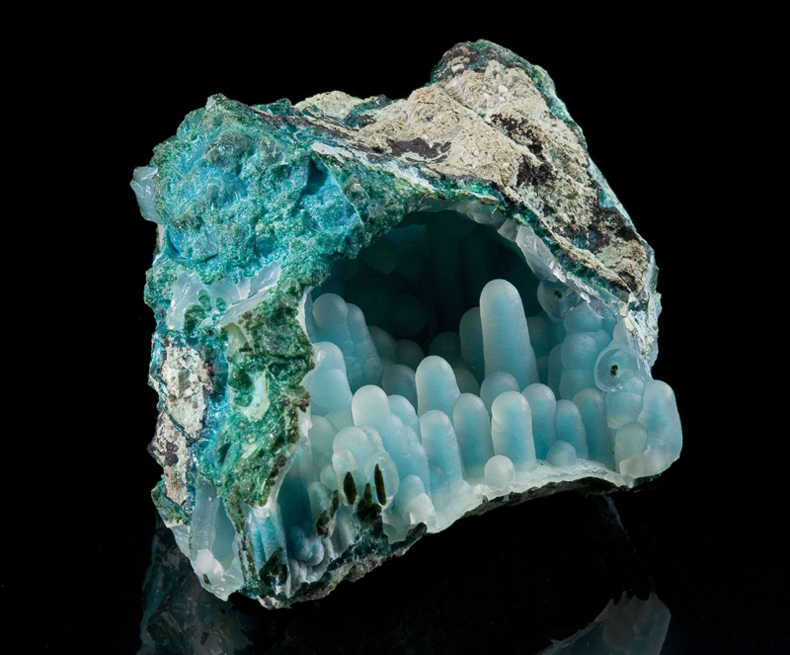 Impresionante mineral azul-verde con una increíble textura en su ...