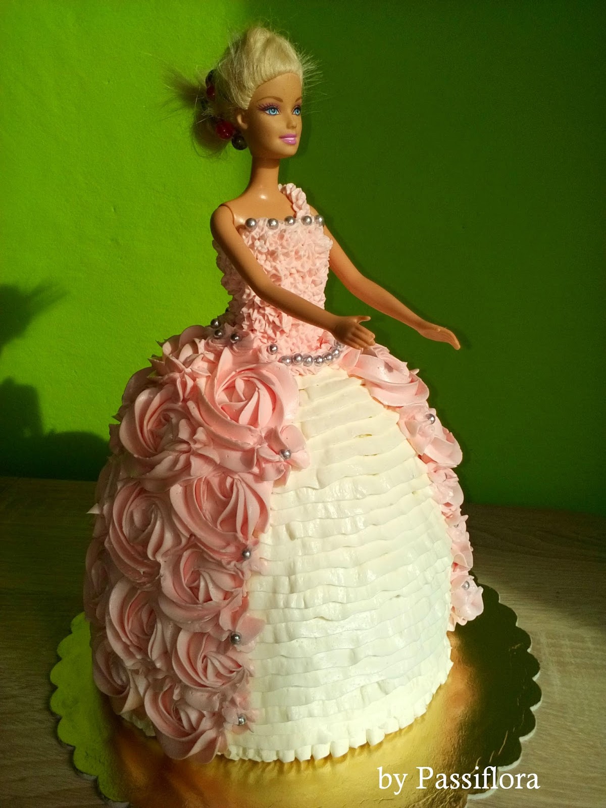 Mój Mały Piekarnik..: TORT Z LALKĄ BARBIE