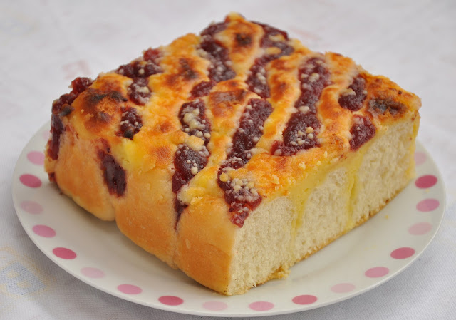 Veronica's Kitchen: Cheese Cake Bread