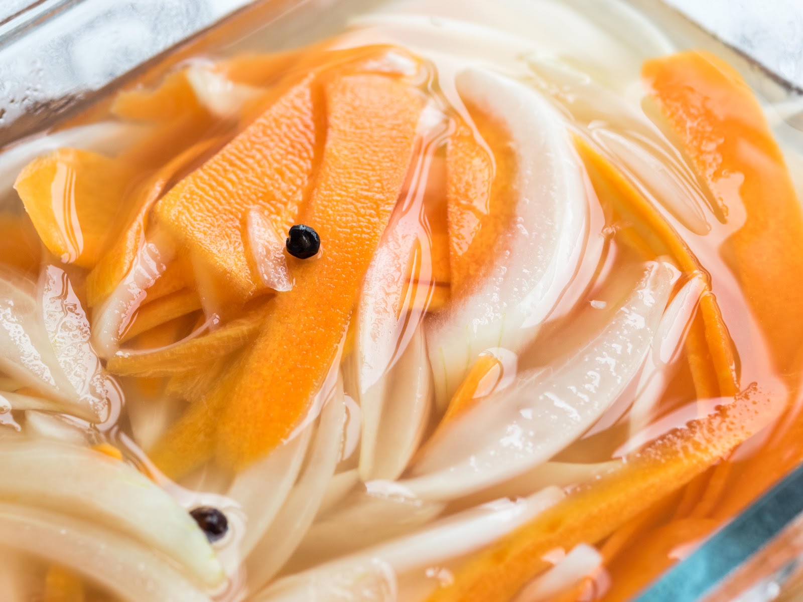 Cebolla y zanahoria encurtidas