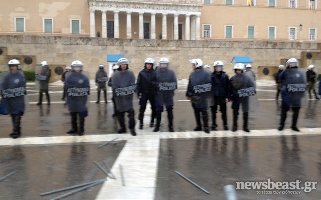ΟΙ ΤΡΕΙΣ ΚΑΙ Ο ΚΟΥΚΟΣ ΑΠΟΜΑΚΡΥΝΟΝΤΑΙ ΑΠΟ ΤΟΥΣ ΜΑΤΑΤΖΗΔΕΣ... ΕΣΚΙΣΑΝ ...