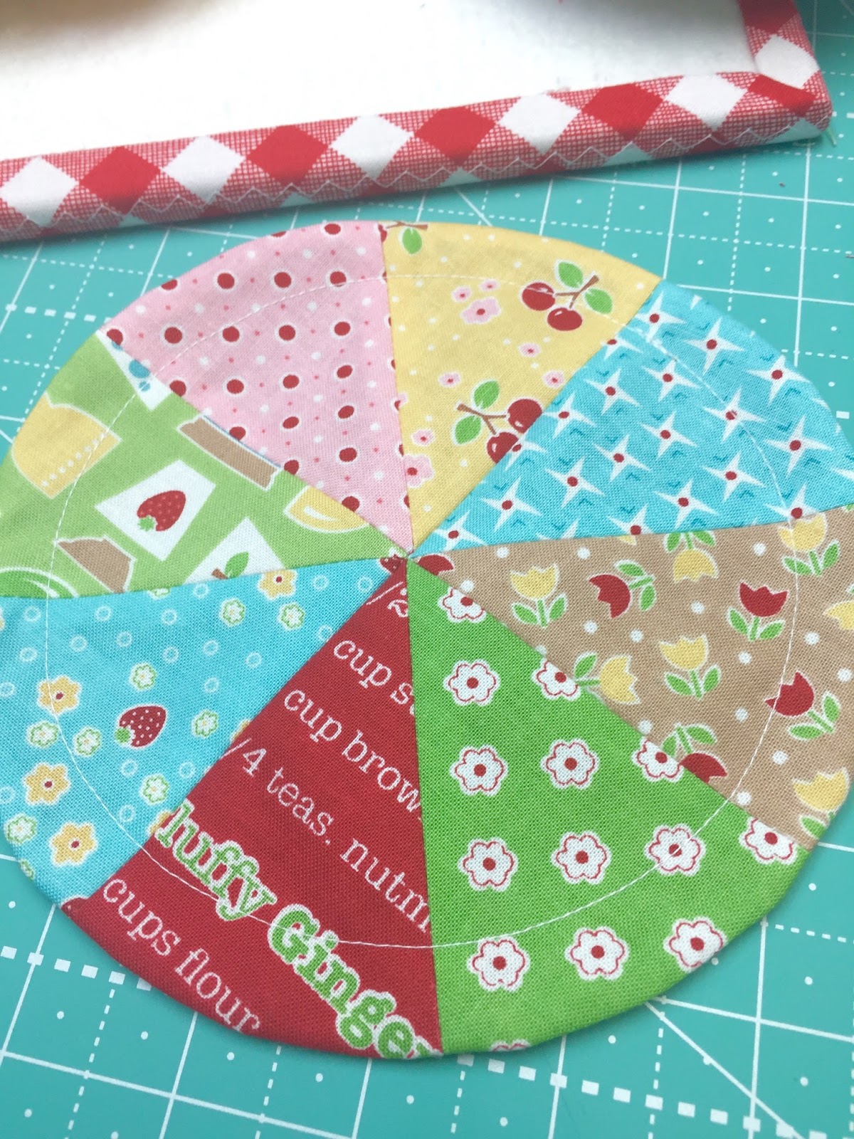 Bee In My Bonnet: Cutie Pie Pincushion Tutorial!!