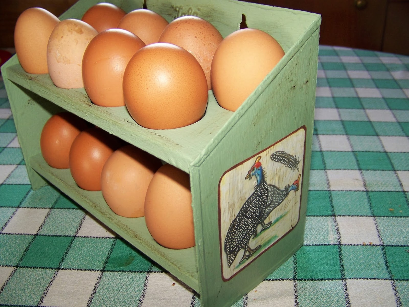 A Pretty Talent Blog: Using Dala Chalk Paint To Paint A Metal Egg Box