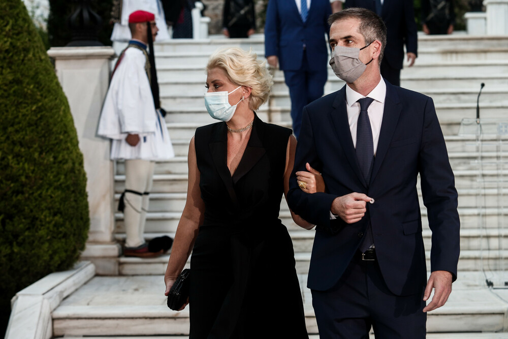 ΤΟ ΑΦΑΝ ΓΚΑΤΕ ΤΗΣ....ΔΗΜΟΚΡΑΤΙΑΣ ΜΕ ΣΥΝΟΛΑΚΙΑ Η ΚΑΘΕ ΜΙΑ ΟΣΑ ΒΓΑΖΕΤΕ ...