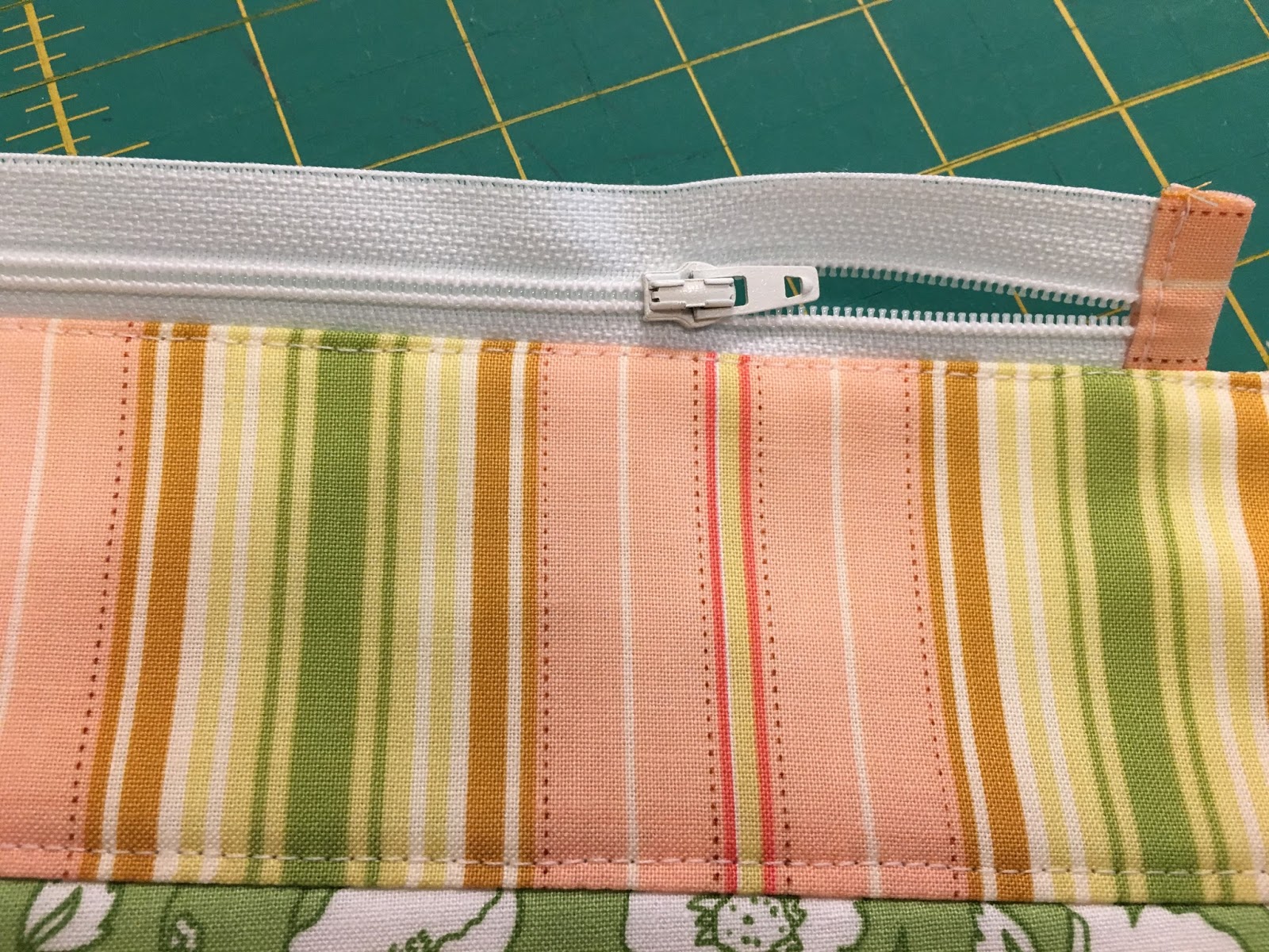 cook-sew-smile: Zippered Pouch..so easy, great gift idea!