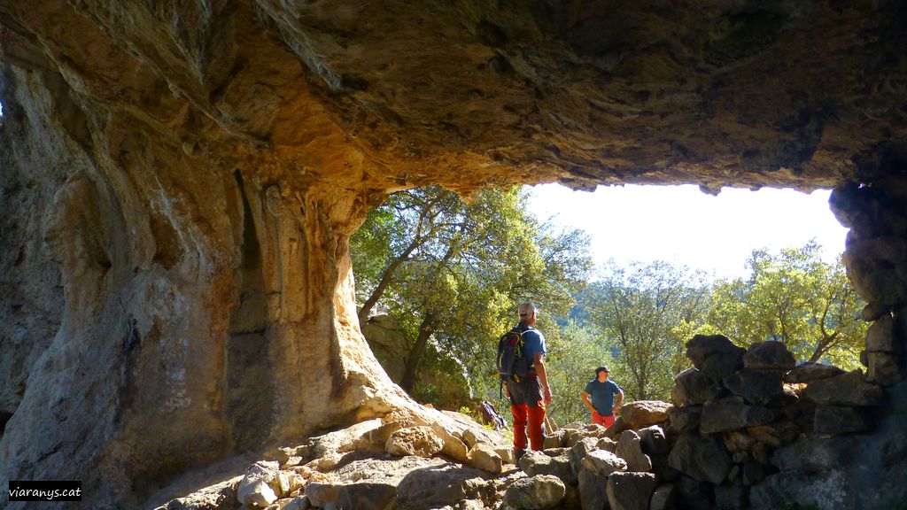 Viaranys: Forat de Can Bajoca a la serra Mitjana