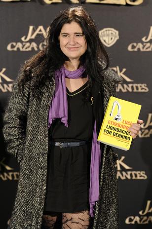 La Edición: Lucía Etxebarría 'vende' su libro en los photocalls