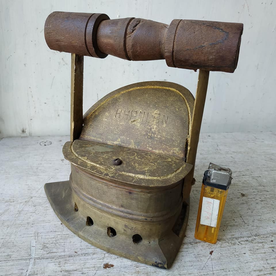 TEMUAN GALERI: Setrika Jadul Kuningan Tebal - ( terjual )