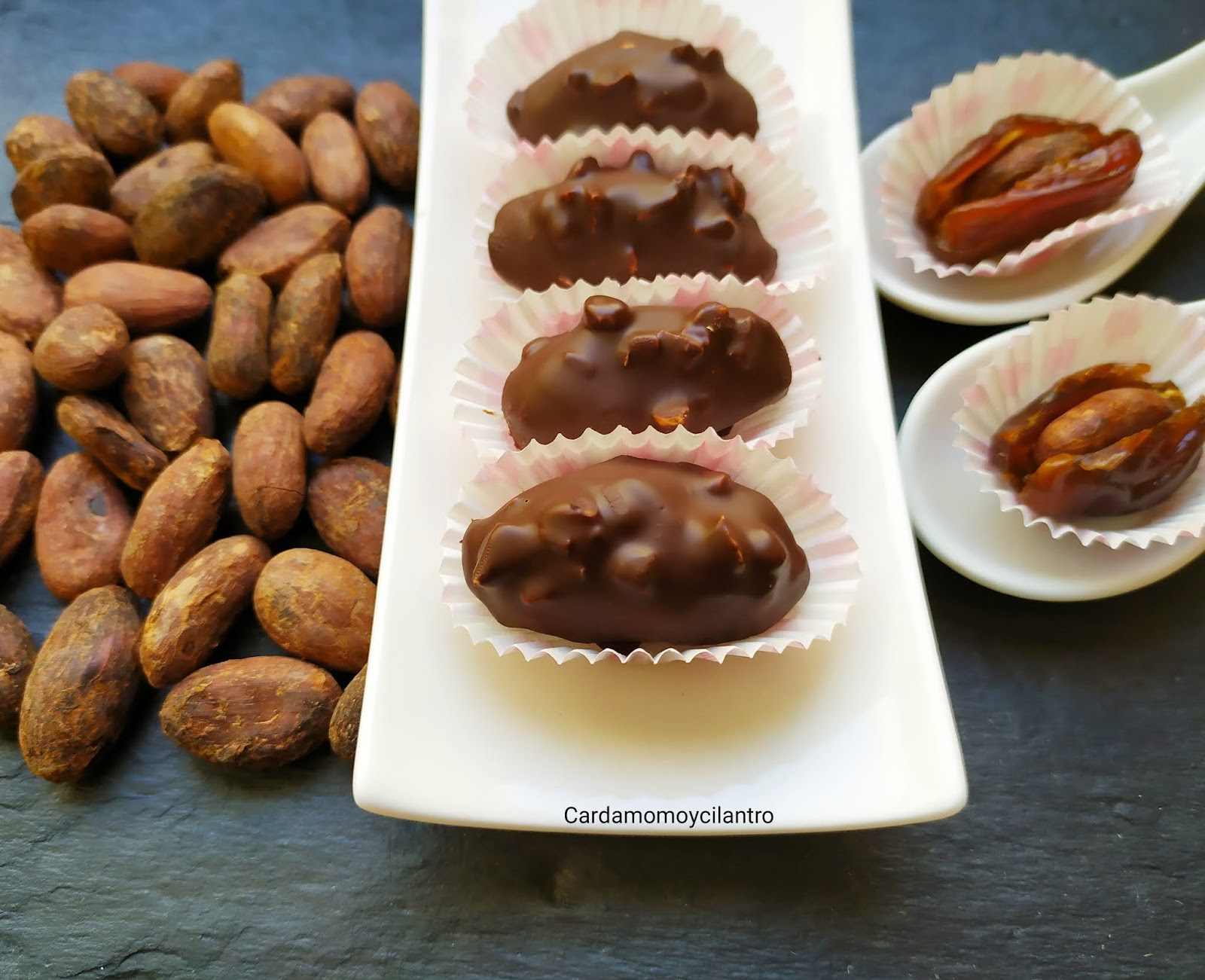 CARDAMOMOYCILANTRO : DÁTILES RELLENOS DE SEMILLAS DE CACAO Y ANACARDOS