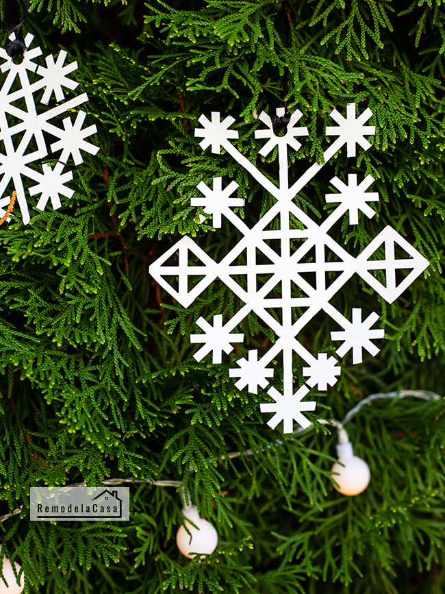 DIY - Metal Snowflake Ornaments - Remodelando la Casa