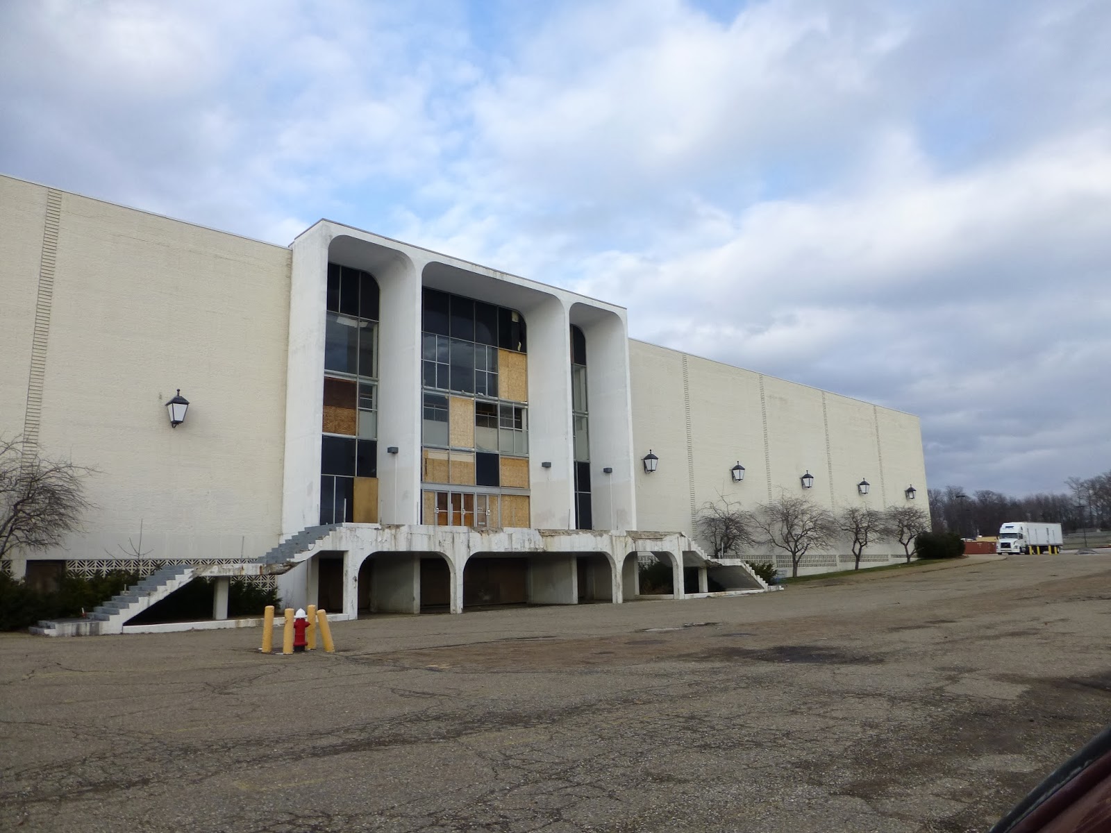 Dead and Dying retail: Mellett Mall / Canton Centre in Canton, Ohio