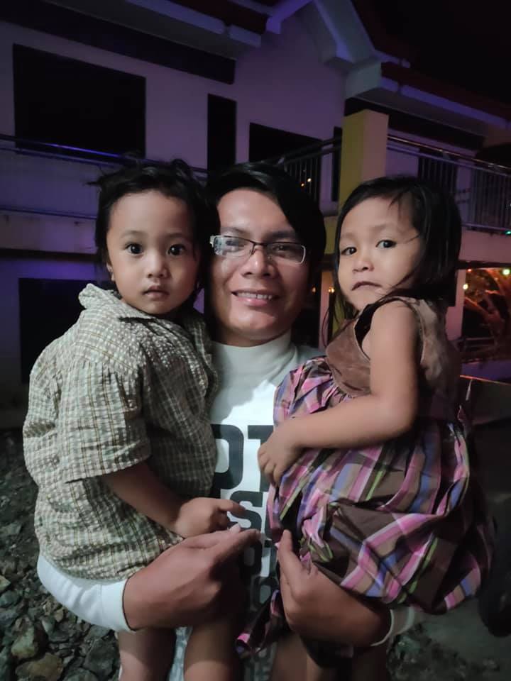 Dalawang bata sinagip ng isang lalaki sa isang problemadong nanay Dalawang bata sinagip ng isang lalaki sa isang problemadong nanay