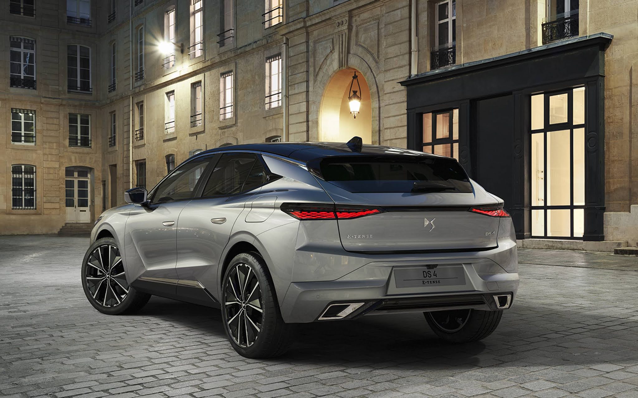 Stellantis apresenta DS-4: SUV compacto com versão híbrida plug-in