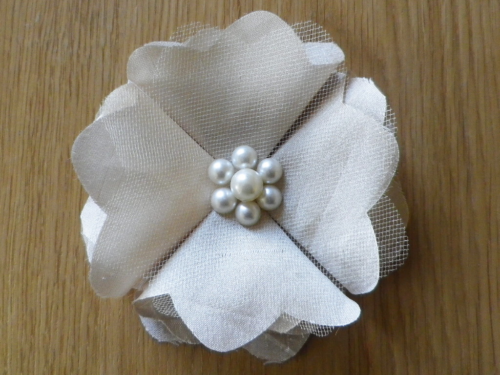 The Diva's that cut ....paper!: Fabric Flower Brooch Tutorial