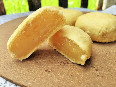 Carlaire: Hopia with sweet white onion filling