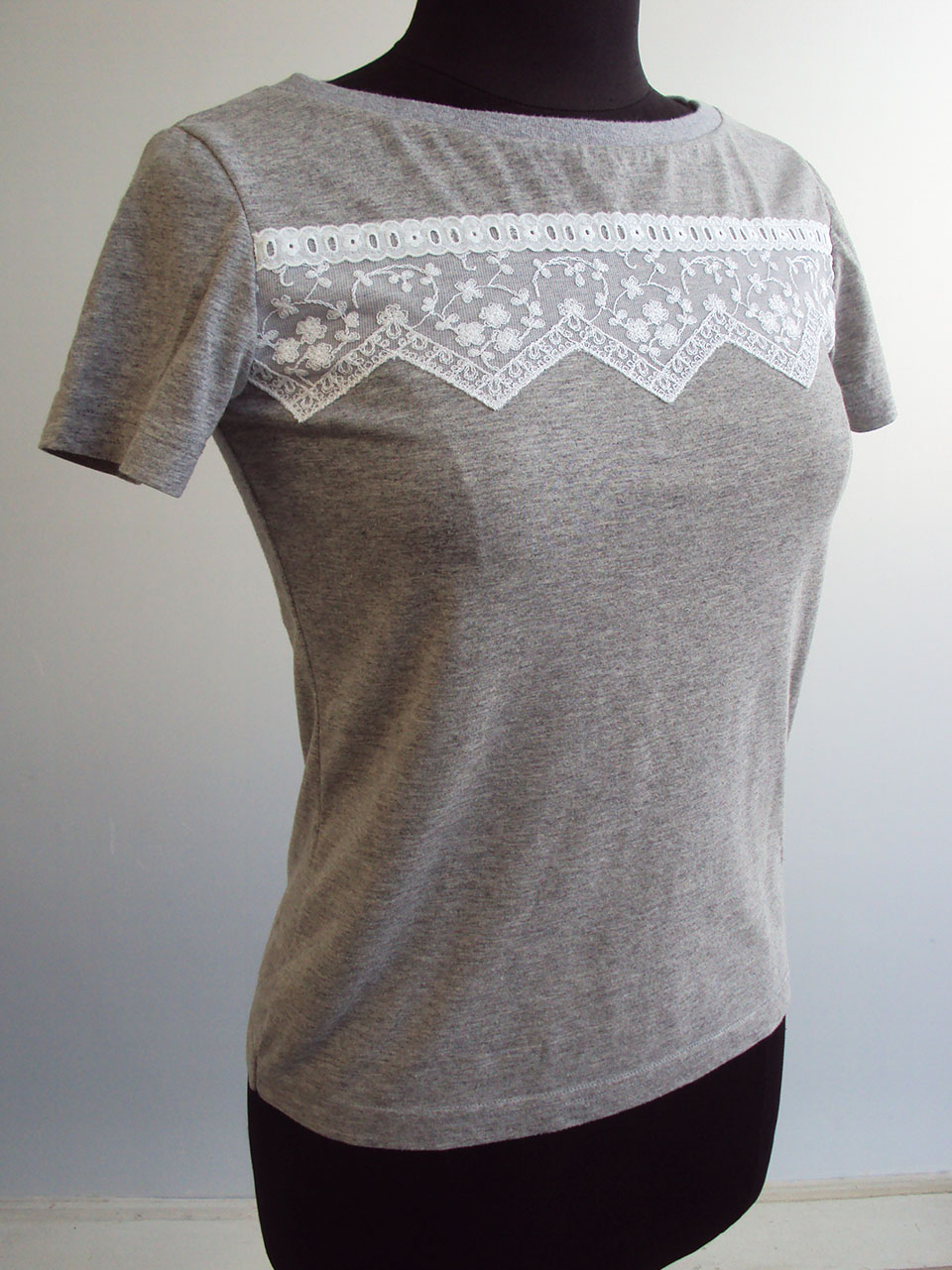 'So, Zo...': Refashion Friday Inspiration: Lace Embellished T-shirts